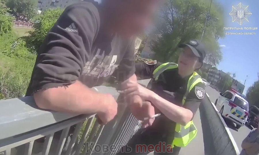 У Ковелі на мосту чоловік хотів вкоротити собі віку – поліція врятувала ...